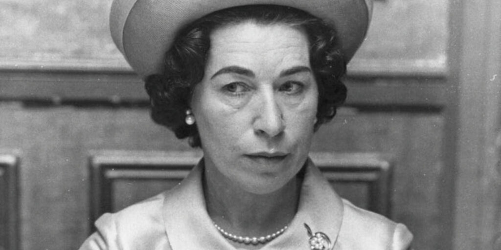 Queen Elizabeth II Lookalike Actress, Jeannette Charles, Dies at 96 ...