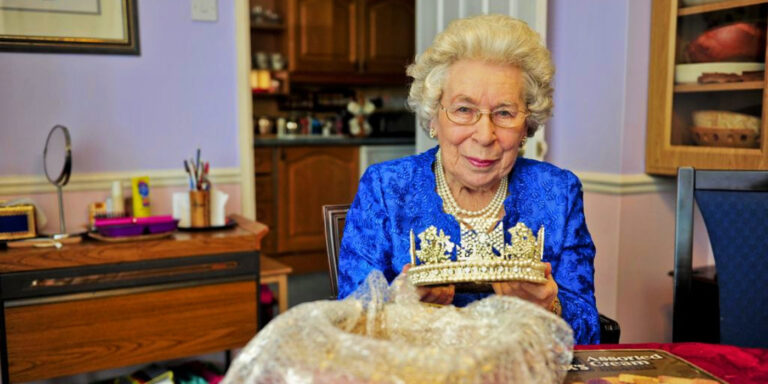 Queen Elizabeth II Lookalike Actress, Jeannette Charles, Dies at 96 ...
